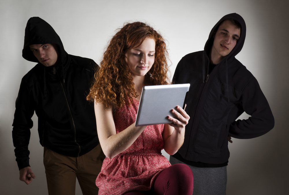 Shoulder surfing: cos’è e come proteggersi - Rivista Cybersecurity Trends